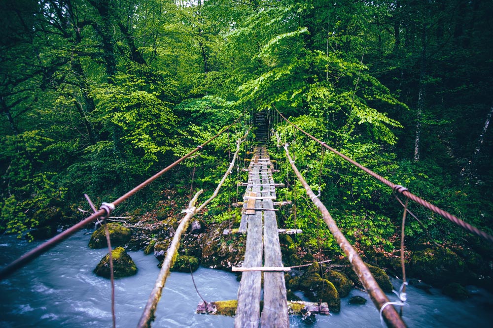 Fotobehang Landschappen: Fotobehang houten brug over rivier